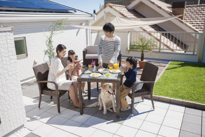 桧家住宅が提案する屋上を活かしたくつろぎスペース「青空リビング」なら、ご近所の視線を気にすることなくバーベキューをしたり、のんびり読書を楽しんだりできます。